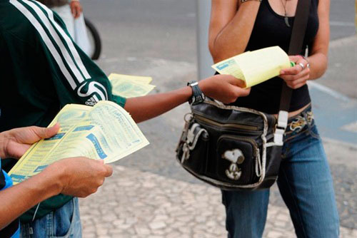 Empresa Contrata de 3 Pessoas para Trabalhar com Panfletagem ...